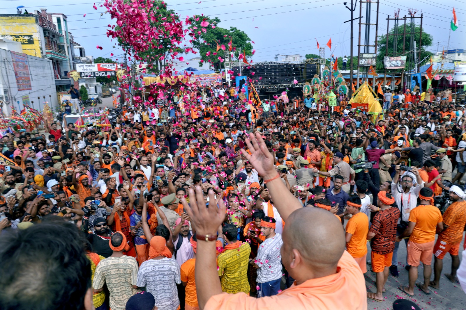 Couple emotional relationship by showering flowers on Shiva devotees ...