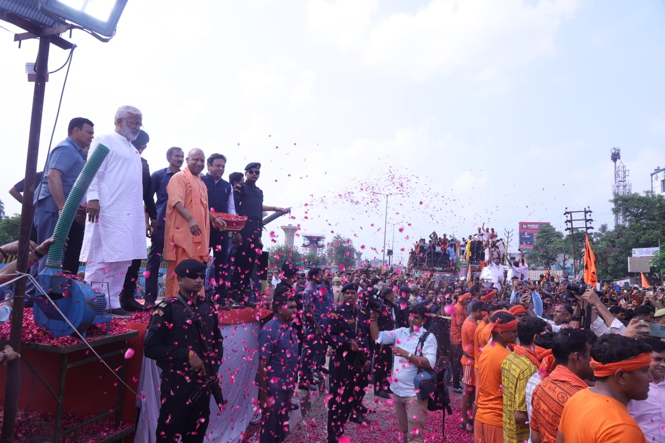 Couple emotional relationship by showering flowers on Shiva devotees ...