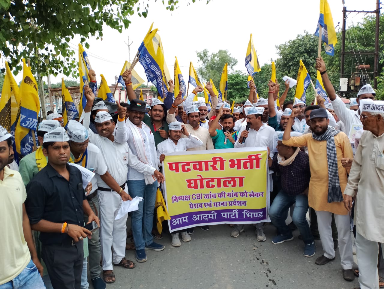 AAP laid siege to Bhind MLA Sanjeev Singh's bungalow and demanded a CBI inquiry | भिंड में ...