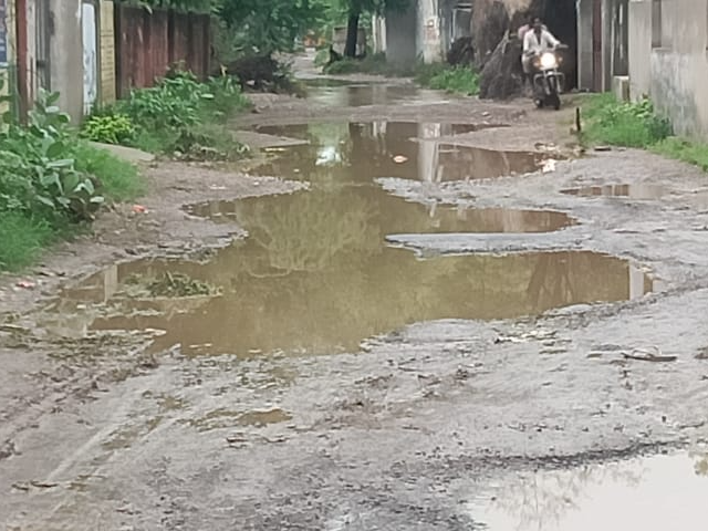 10 KM journey is covered in 1 hour, waterlogging in deep pits ...