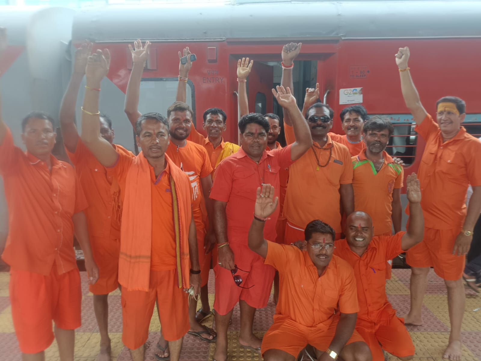 A group of 15 members left for Jalabhishek in Baidyanath | बैद्यनाथ में ...