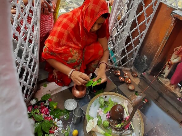 Shiva devotees worshiped in the oldest temple of Badi Sadri | सावन की ...