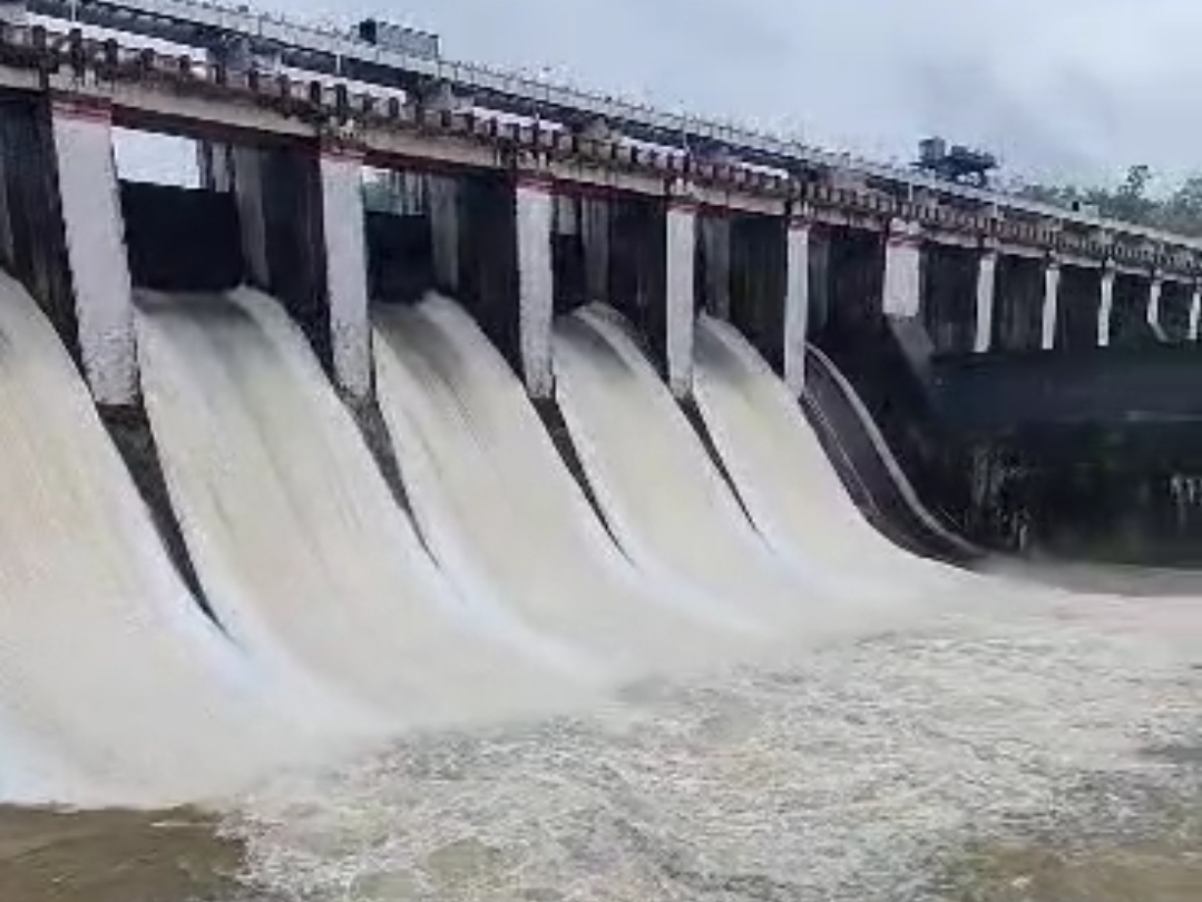 , Water level increased due to heavy rains in the dam area. Gate closed ...