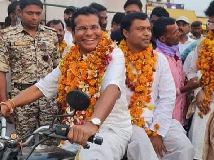 A pair of badges and markams were seen on the day of taking charge ...