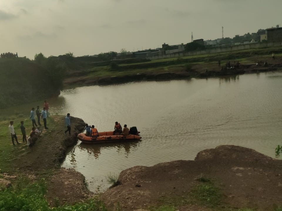 After hours the SDERF team removed the bodies | खदान के पानी में डूबने ...