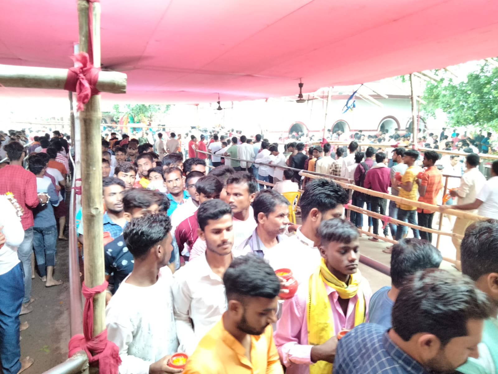 प्रसिद्ध देकुली धाम में अलस्सुबह से ही श्रद्धालुओं की लग गयी लंबी कतार ...