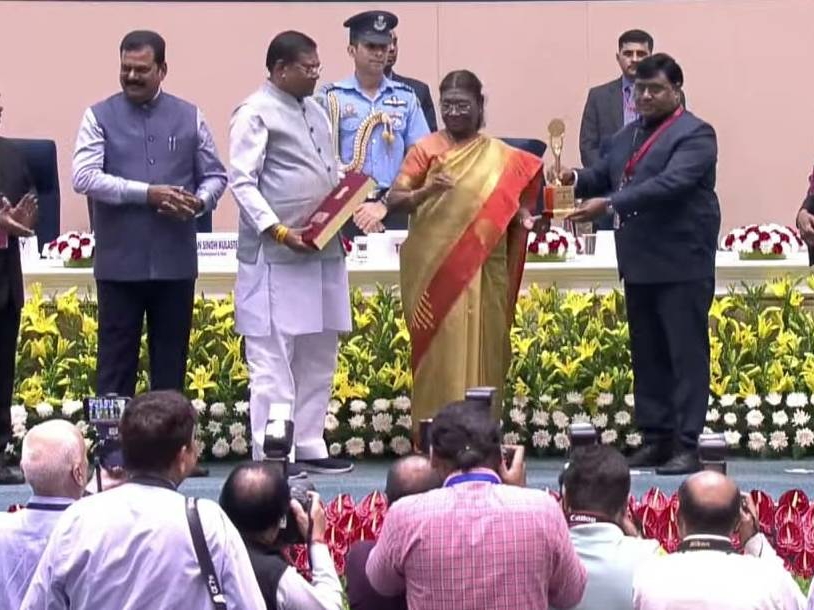 Deputy Collector Agasia received Platinum Award as the representative ...
