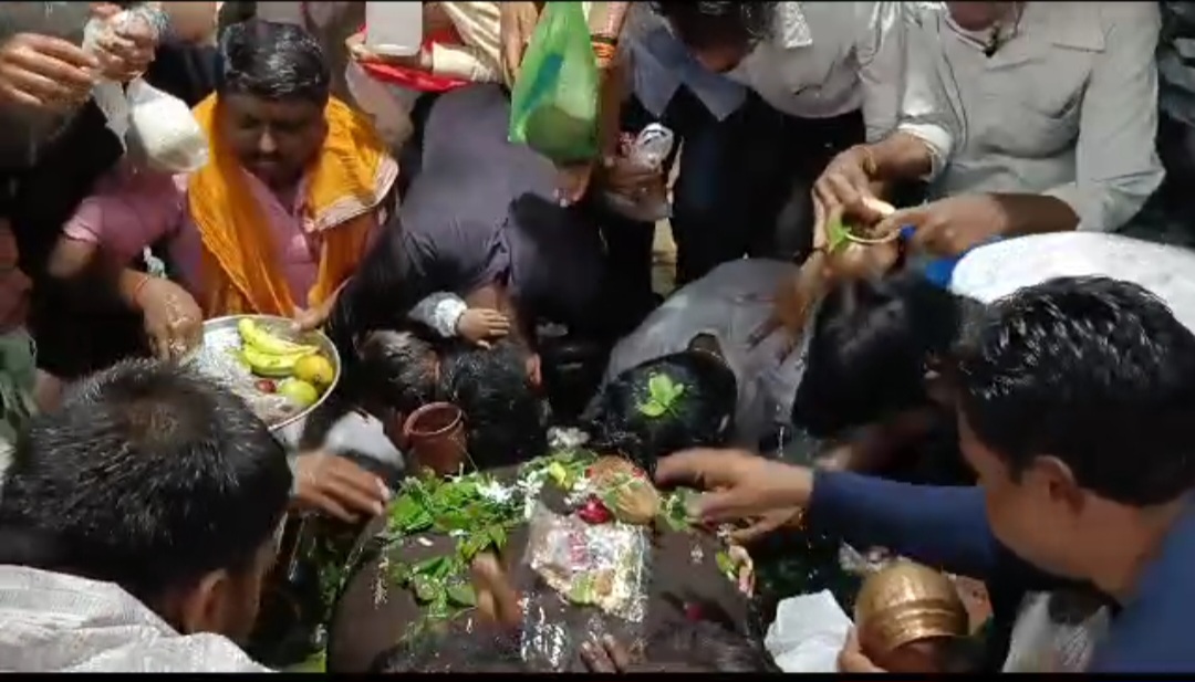 Devotees arrived to perform Jalabhishek in Bandakpur Dham | बांदकपुर ...