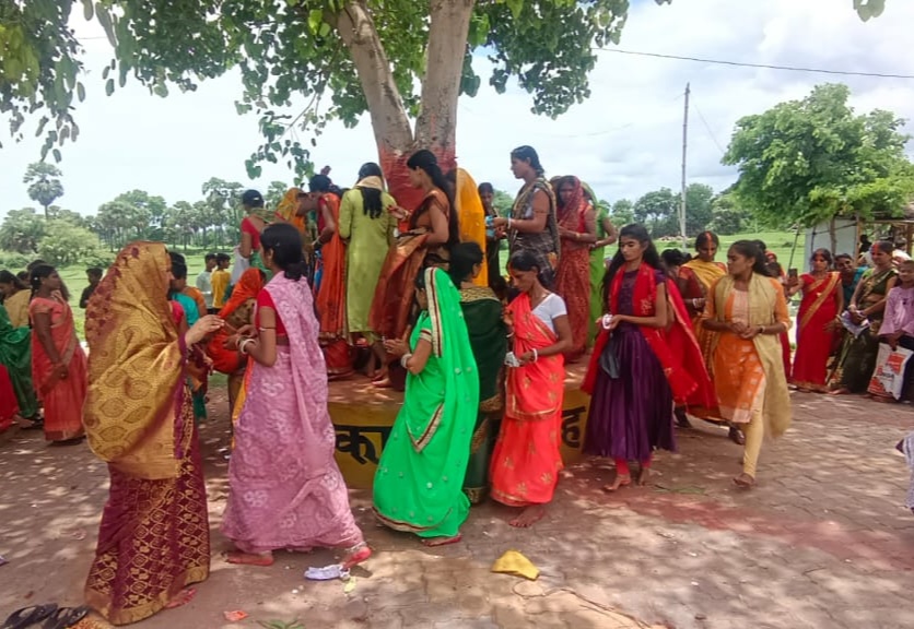 Women worship Peepal tree for the safety and prosperity of Suhag ...