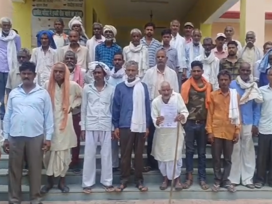 Villagers reached Tehsil and handed over complaint letter to SDM, SDM ...