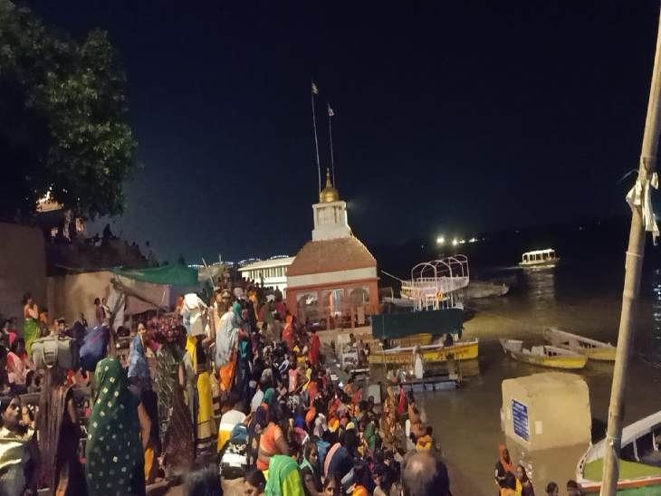 Shiva devotees reach Kardameshwar Mahadev after leaving Manikarnika ...
