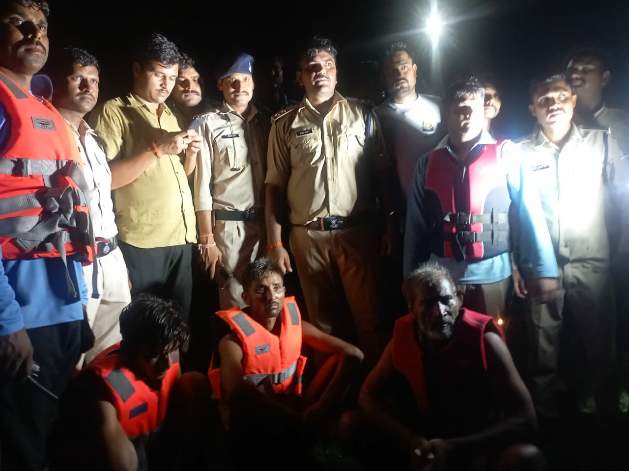 Orchha came from UP to visit Ramraja Sarkar | बेतवा नदी में नहाते समय ...