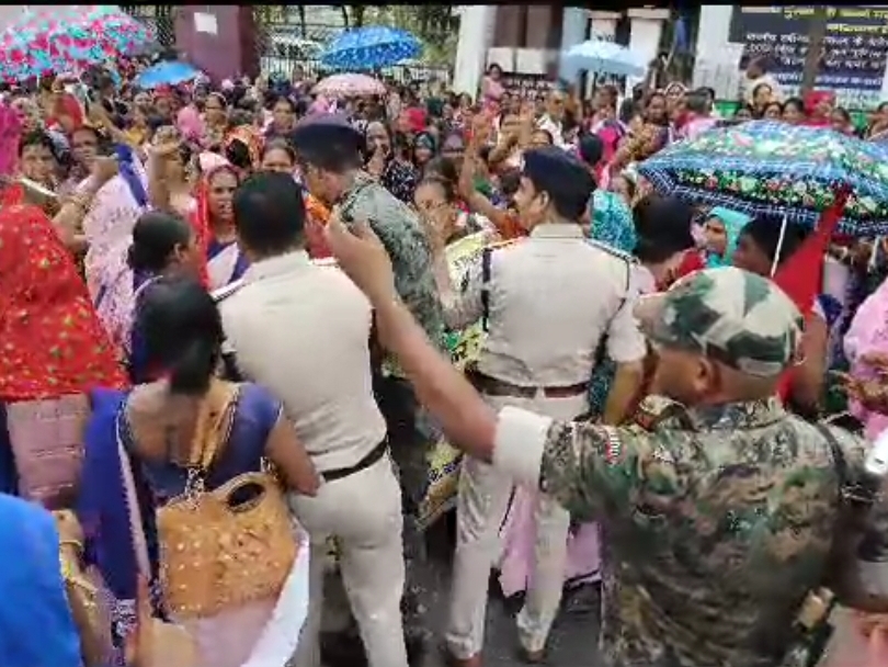 There was a lot of shouting at the collectorate gate, the road was also ...