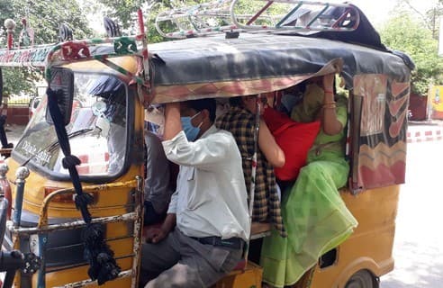 E-rickshaw and tempo drivers park the vehicle on the middle of the road ...
