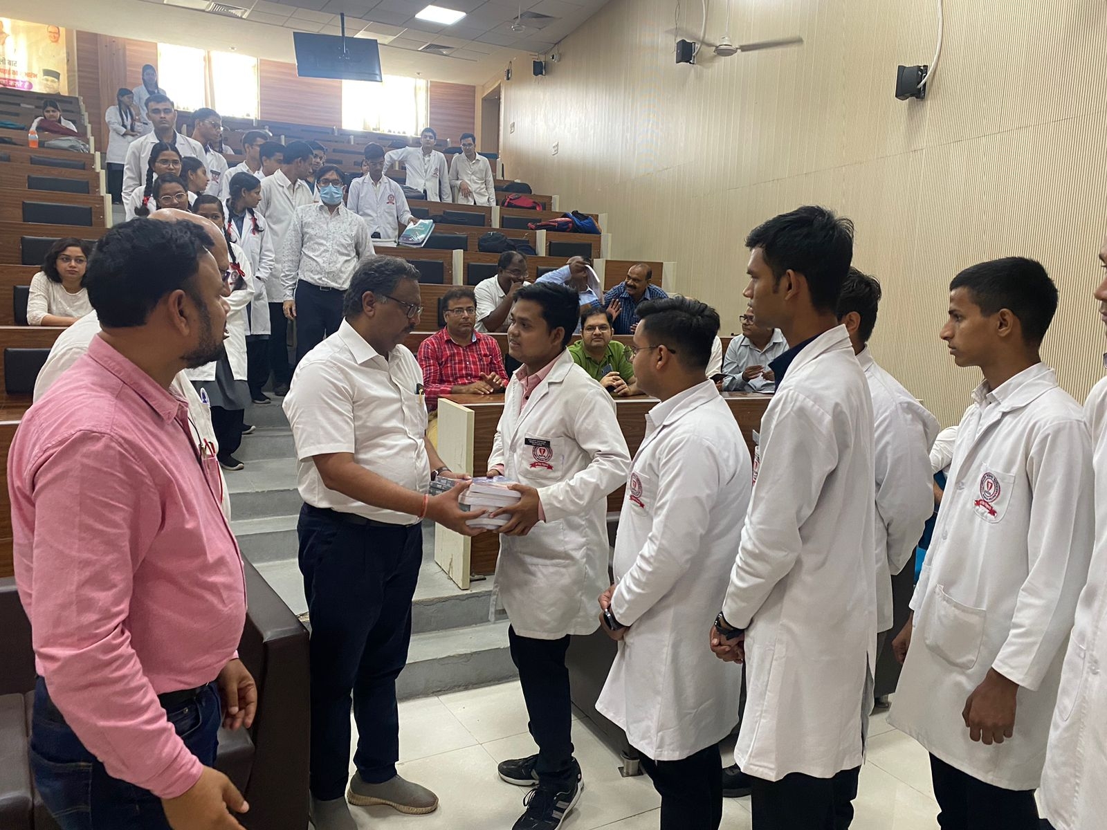 Dean of Datia Medical College distributed books | अब हिंदी में भी ...