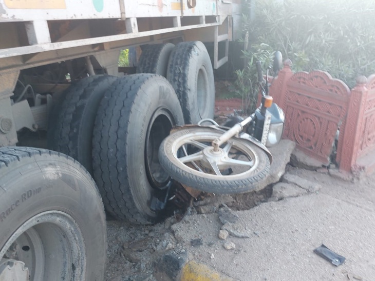 Trailer crushed e-rickshaw and 2 bikes, half a dozen people injured ...