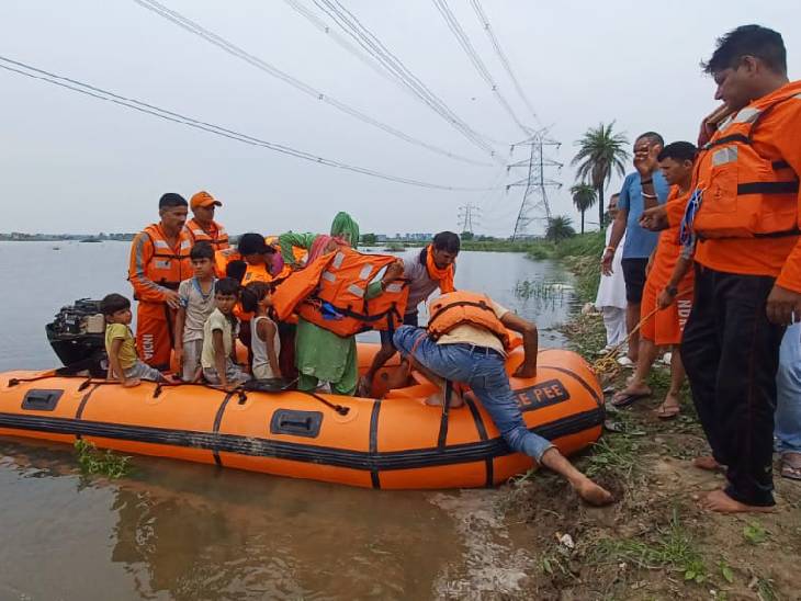 NDRF-PAC rescue operation continues in Ghaziabad, relief camps set up at two places | गाजियाबाद ...