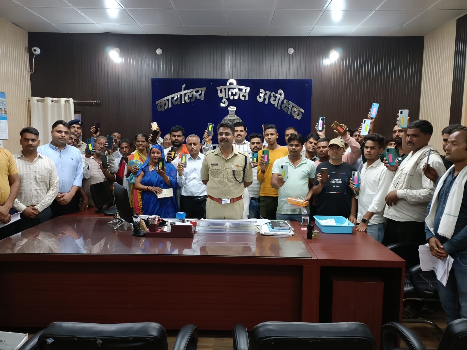 Datia police found 52 mobiles with the help of cyber cell | SP ने ...