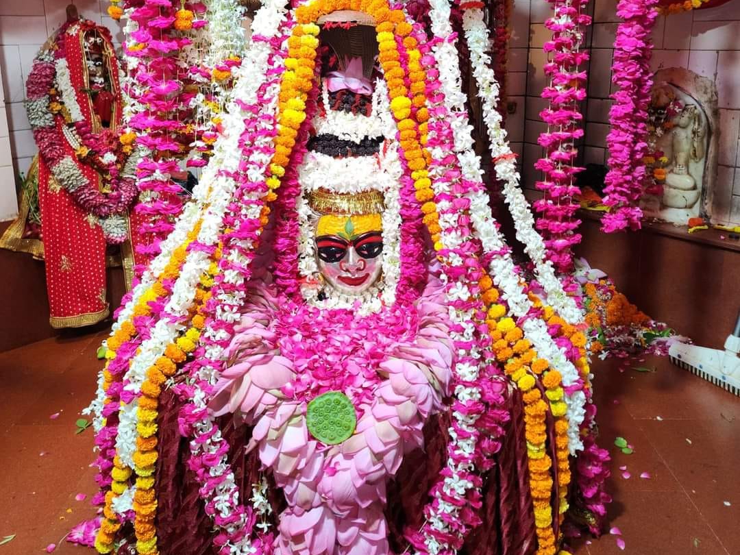 The door of Shri Siddhnath Temple opened at midnight, devotees arriving ...