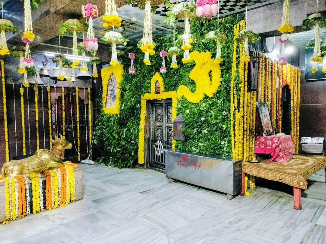 The door of Shri Siddhnath Temple opened at midnight, devotees arriving ...