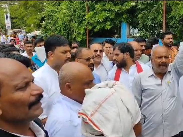 Brahmin community encircles the collectorate in Rewa, demanding ...