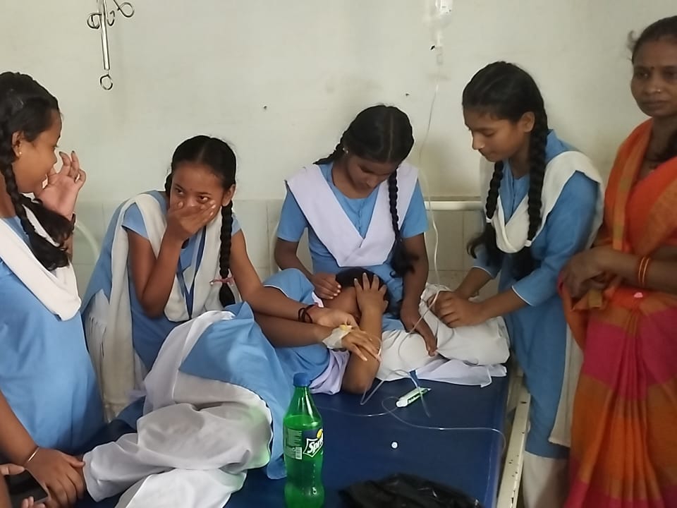 The dilapidated debris suddenly broke down, the school is five decades old | बांका में स्कूल का ...