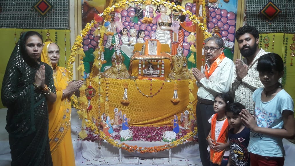 Tableau of Radha Krishna decorated in yellow Pitambar dress | पीले ...