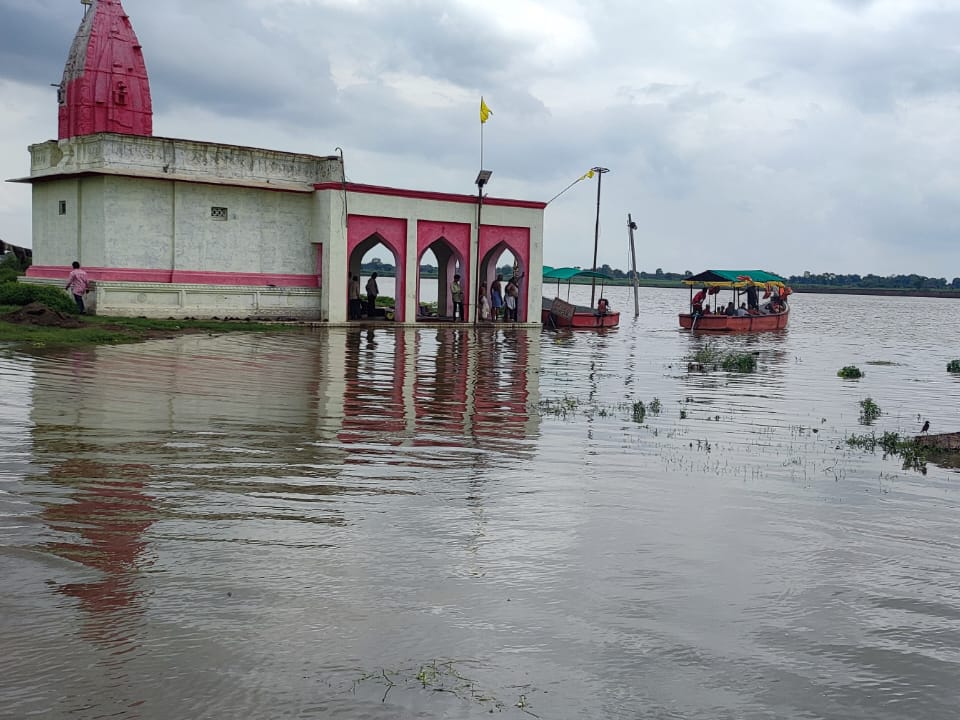 The old pool was submerged, the water reached the steps of the Dutt ...