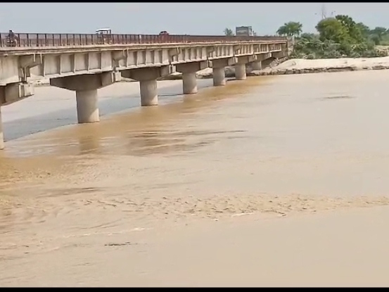 Across the Rapti river warning point, the villagers of the coastal ...