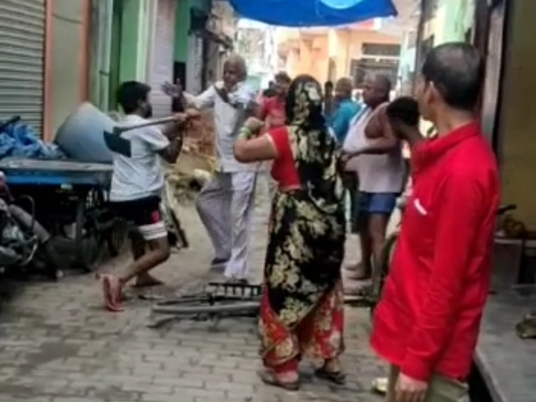 Police in action after viral video in Etawah, many people reported injured | भूमि विवाद में चले ...