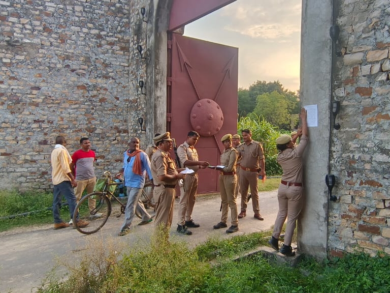 A large number of forces deployed outside Bhadri fort, do Bhandara in ...