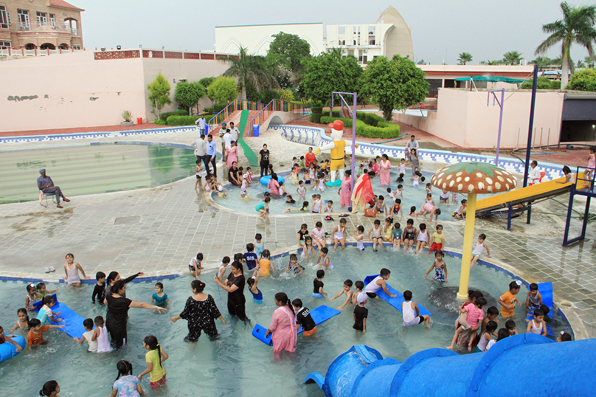 Organized a trip to the water park for the children of Simigo School ...