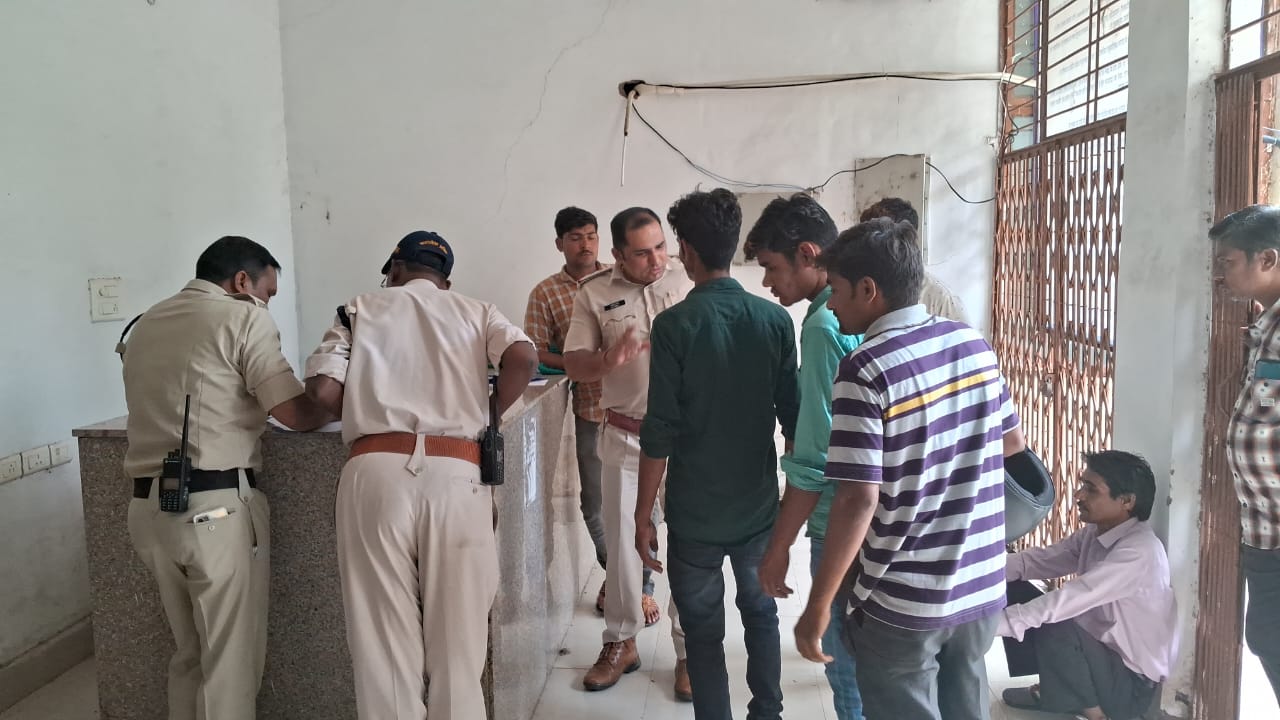 Locked the door of the room from inside and set a noose, when the ...