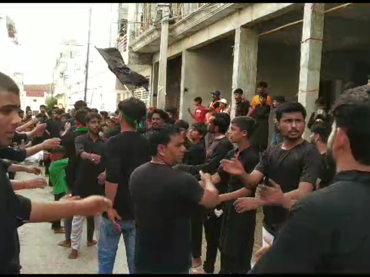 Thousands of people joined in mourning, police force was present for ...