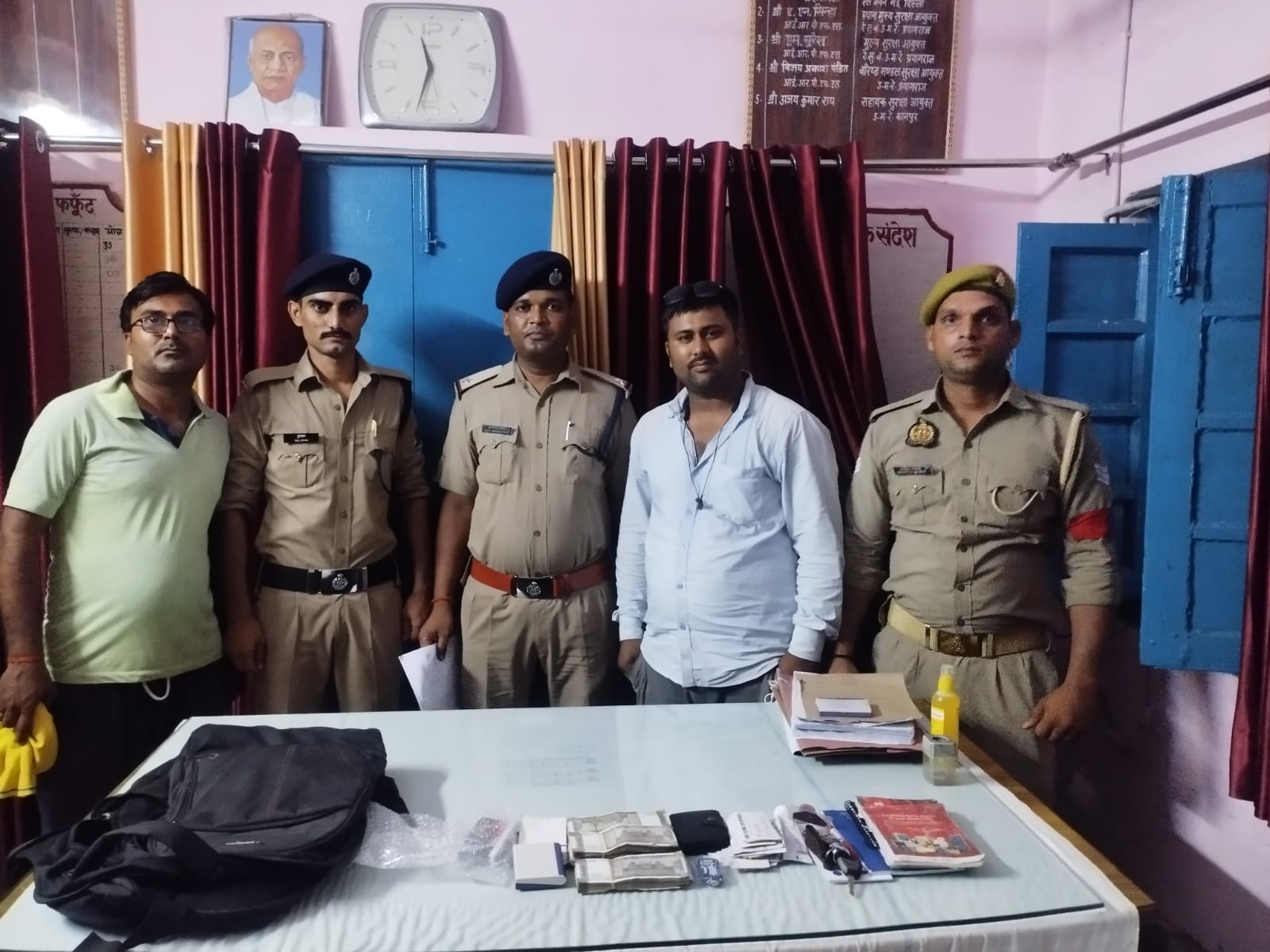 RPF post Phaphund handed over the bag to the passenger | ऊंचाहार ...