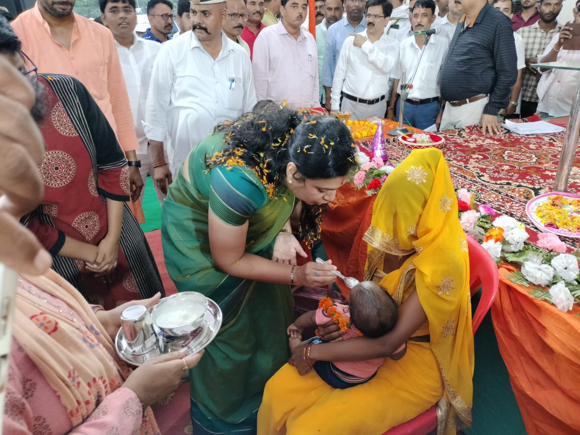 DM set up village chaupal in Mahamalpur of Majhwan, said- Hearing ...