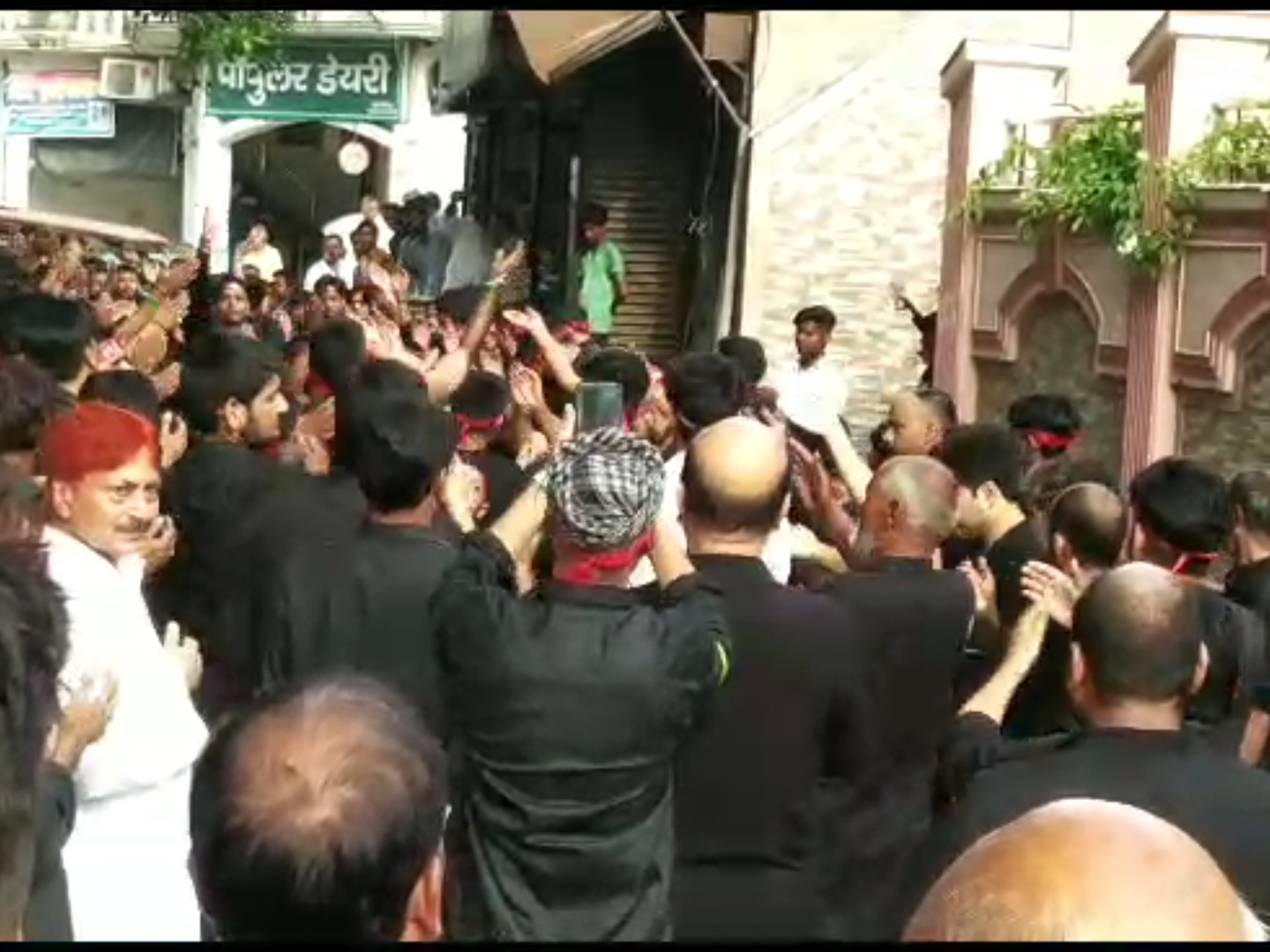 Thousands of people joined in mourning, police force was present for ...