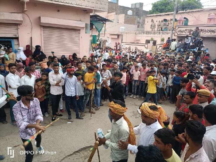 Places were placed in the market, the akhada players showed tricks ...