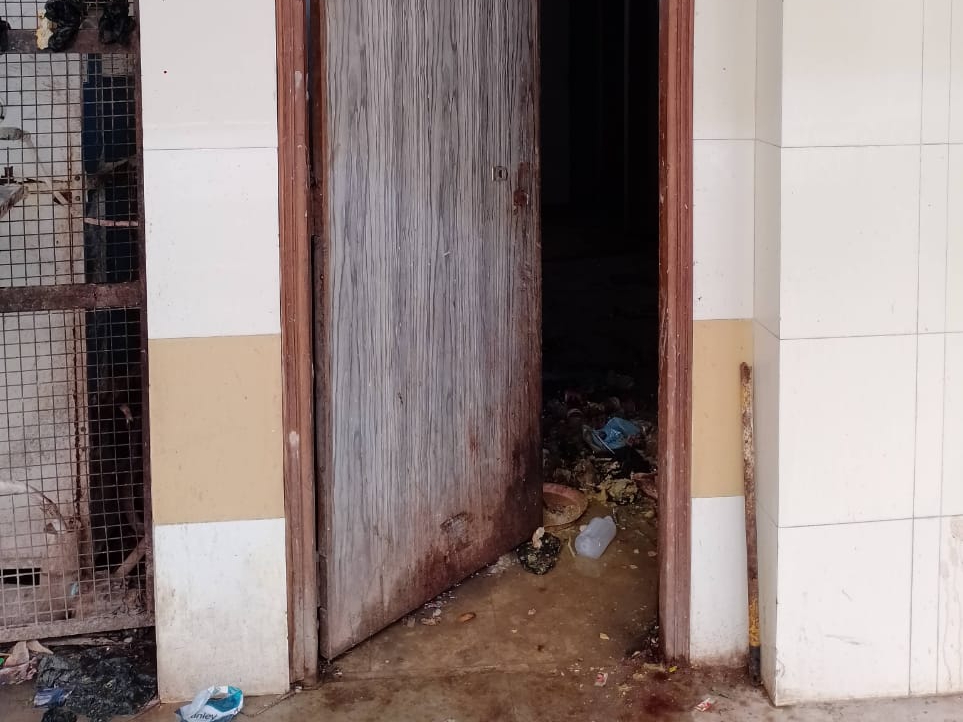 Giving feast of disease, toilet and water tank are covered with filth ...