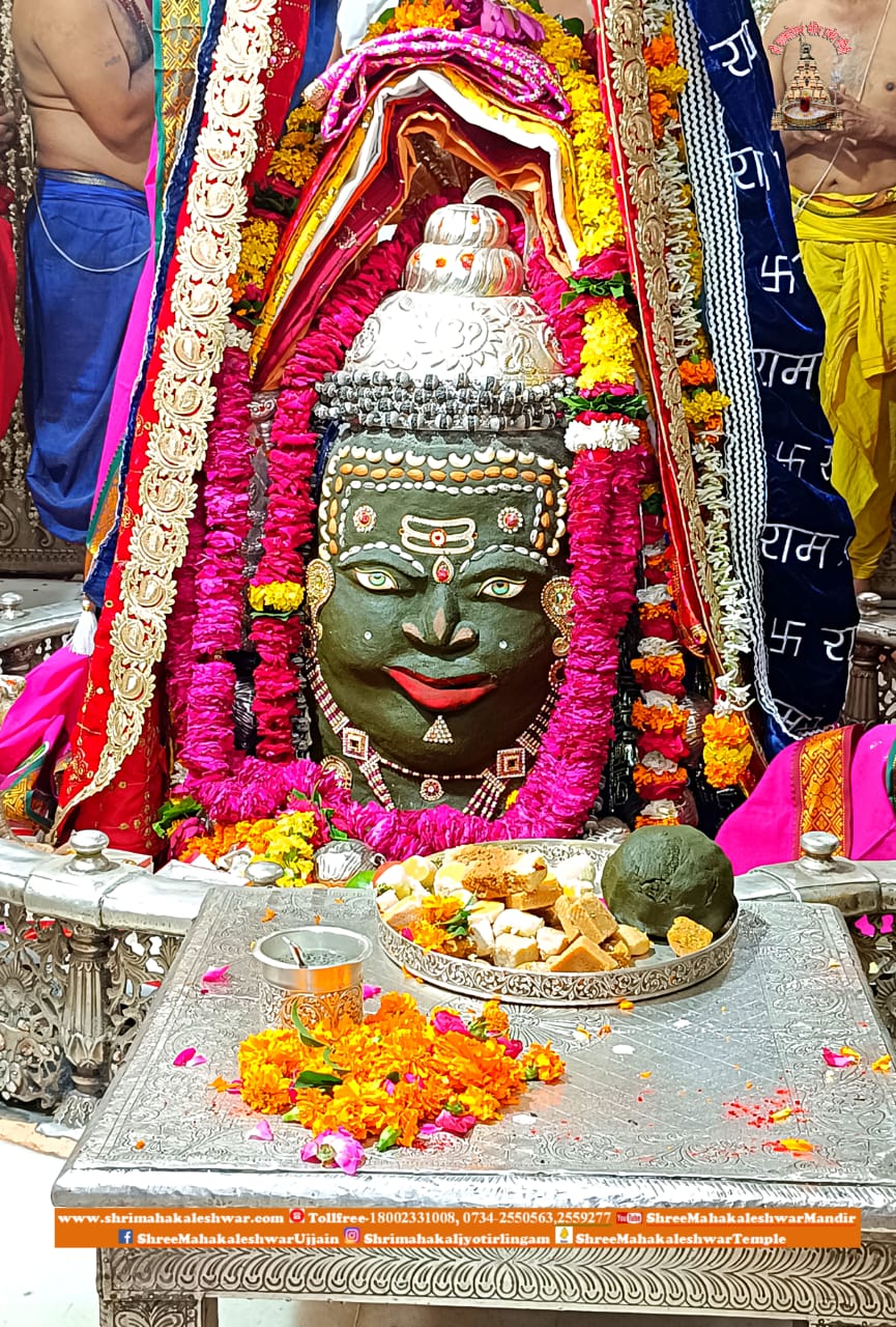 Offering tripund and fragrant flowers of roses to Lord Mahakal and ...