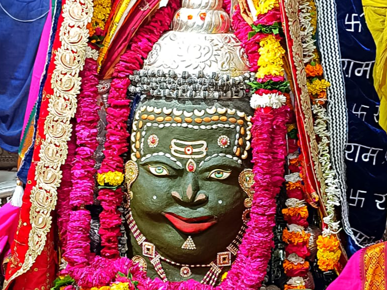 Offering tripund and fragrant flowers of roses to Lord Mahakal and ...