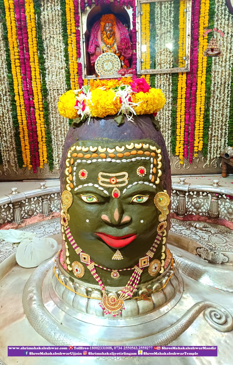 Offering tripund and fragrant flowers of roses to Lord Mahakal and ...
