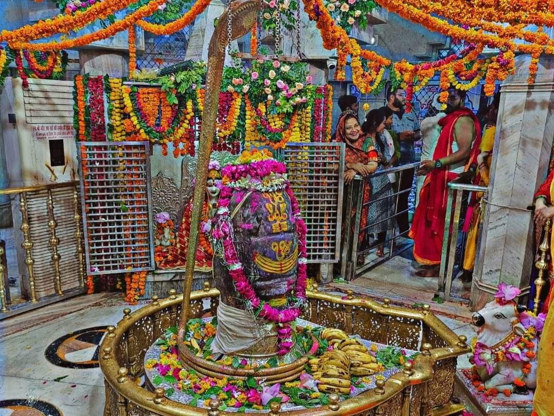 Chants of Har Har Mahadev echoed in Shiv Dham Kundeshwar, long queues ...