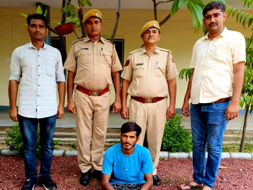 Mini truck and pickup full of illegal liquor caught, one accused ...