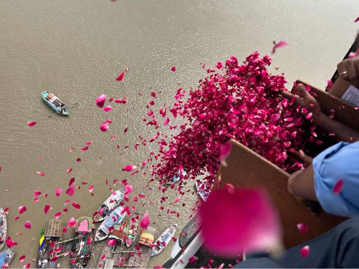 kawariyon par pushp varsha: Flowers showered on devotees at Sangam ...