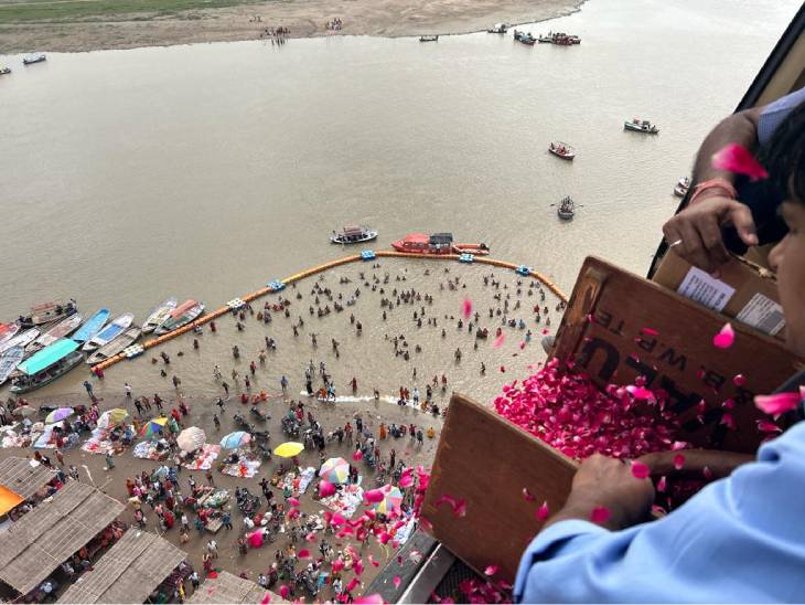 kawariyon par pushp varsha: Flowers showered on devotees at Sangam ...
