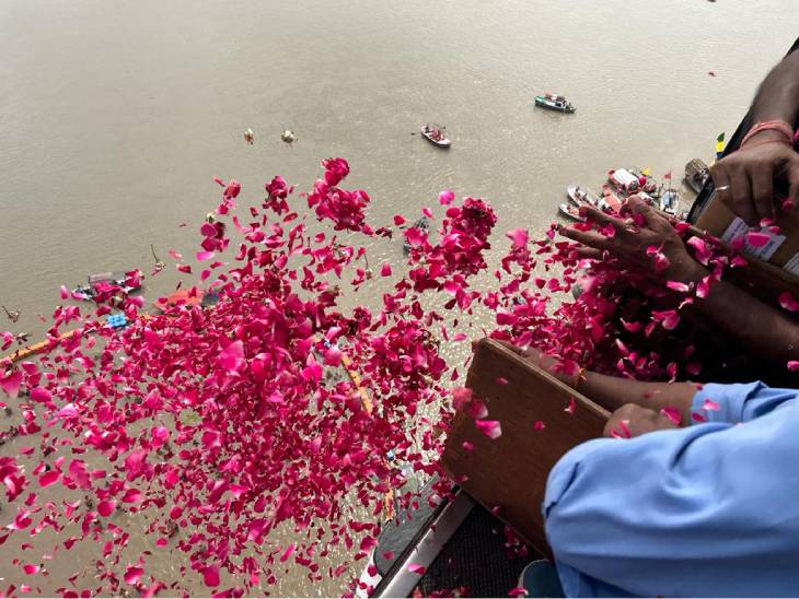 kawariyon par pushp varsha: Flowers showered on devotees at Sangam ...