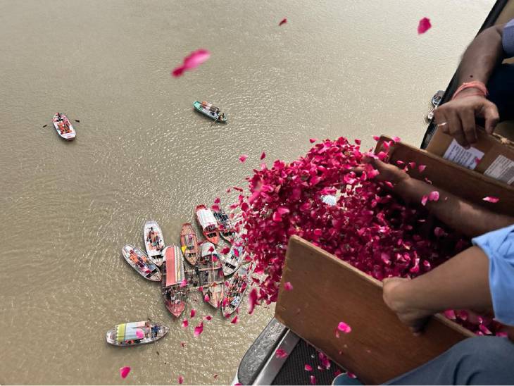 kawariyon par pushp varsha: Flowers showered on devotees at Sangam ...