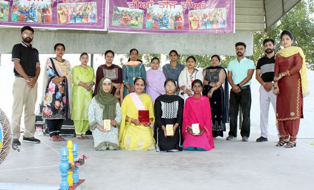 Karamveer Kaur crowned Miss Teej | करमवीर कौर के सिर सजा मिस तीज का ताज ...