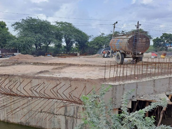 Contractor stops construction of bridge in Pali, people upset | पुलिया ...